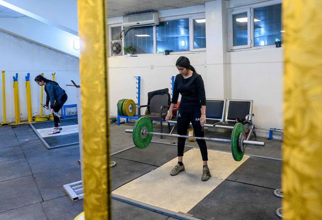 UK - Kurdish sisters help boost Iraq to weightlifting victory