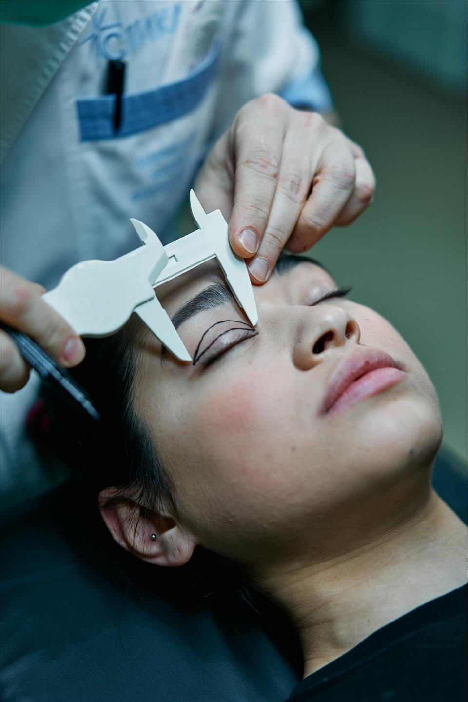 Who's The Best Doctor For A Tummy Tuck Or Eyelid Surgery? The Latest ...
