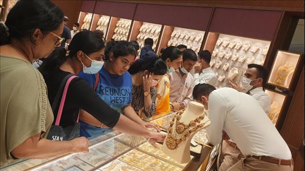 UAE: Gold Shops, Malls See Diwali Rush Of Indian Expats | MENAFN.COM
