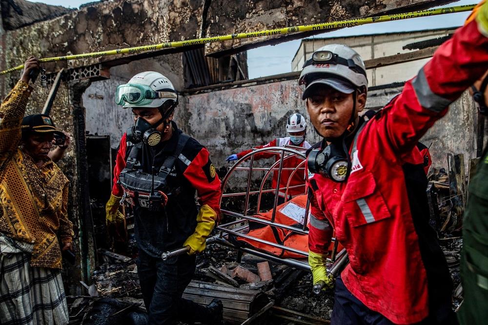 Indonesia Fuel Depot Fire Kills 19 3 Still Missing