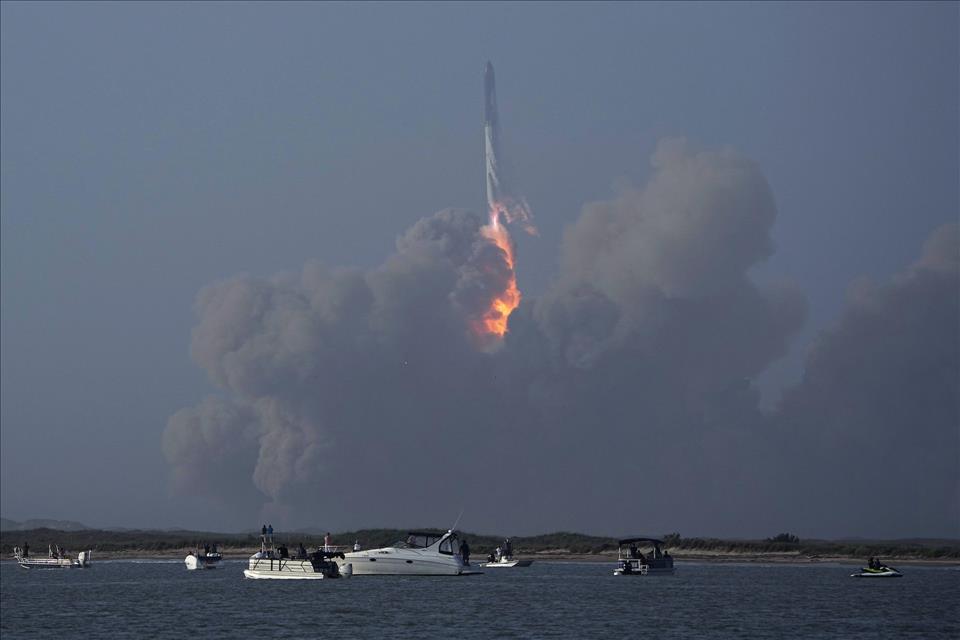 Spacex Launches Most Powerful Rocket In History In Explosive Debut Like ...