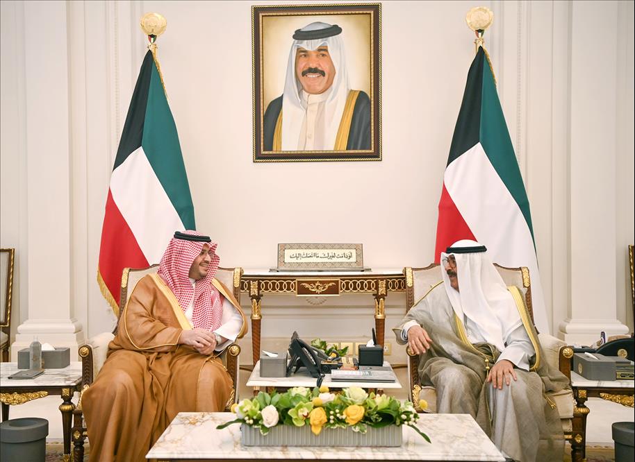 Kuwait Crown Prince Receives Saudi Cabinet Member, State Minister