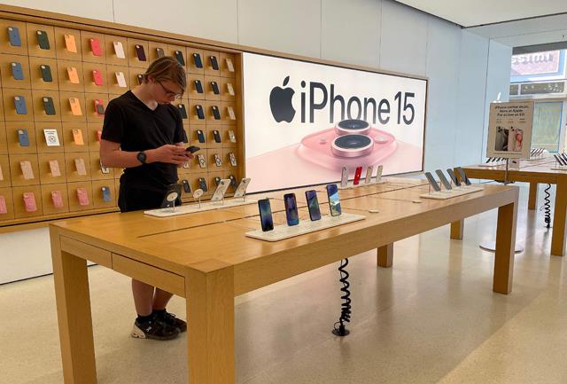 Apple Sales Lose Ground, But Iphone Growth Strong