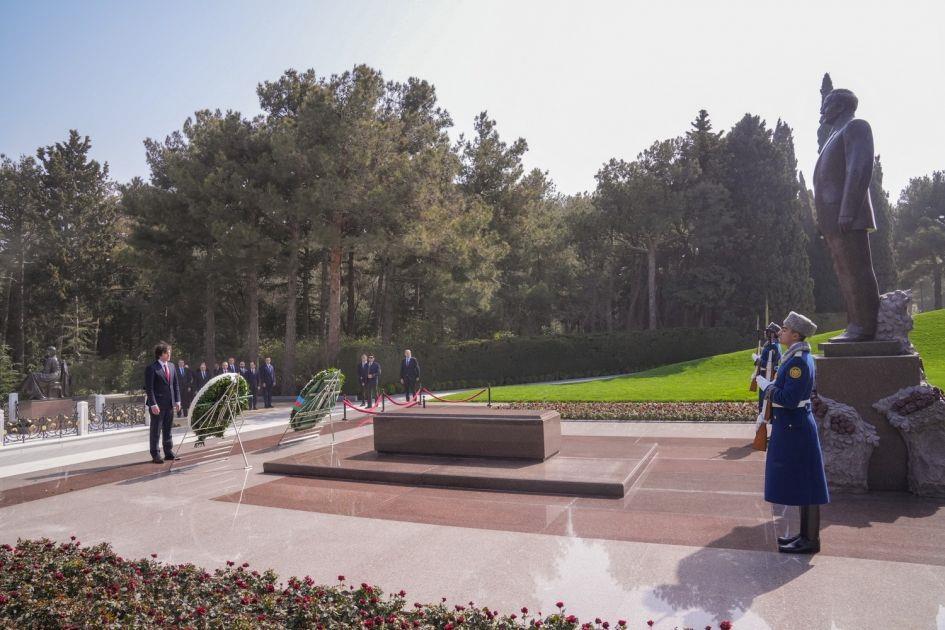 Georgian PM Visits Grave Of Great Leader Heydar Aliyev | MENAFN.COM