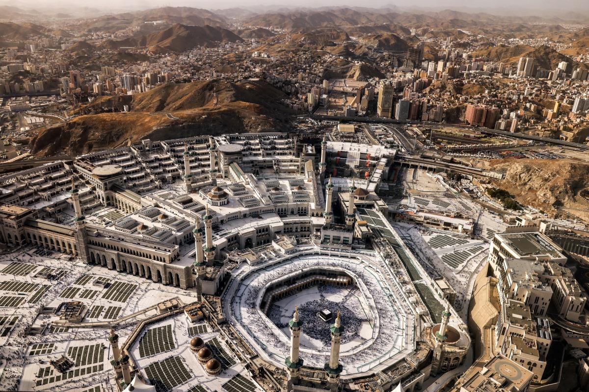 Hajj Pilgrims Gather In Mecca Under Scorching Desert Sun