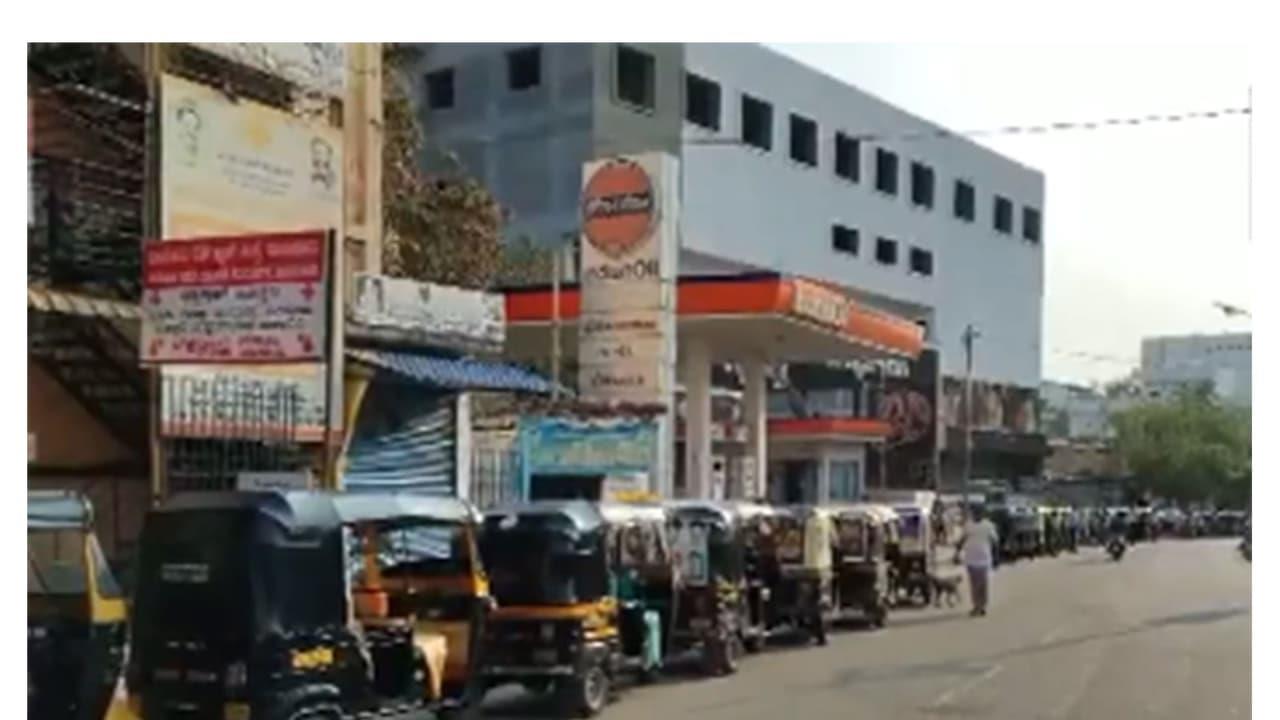 Karnataka: LPG Shortage Fears Cause Long Queues For Raichur Auto Drivers